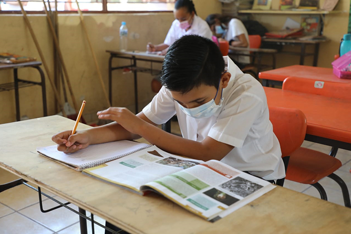 Escuelas seguirán abiertas pese a cambio a semáforo amarillo en Michoacán