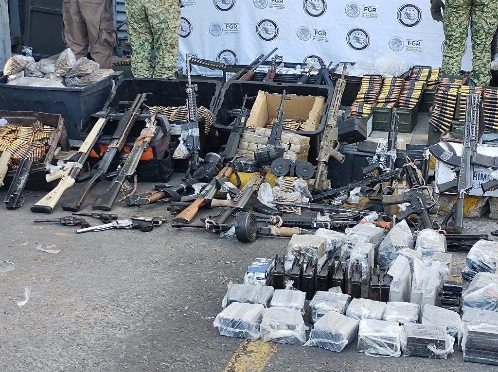 Aseguran 40 granadas, 30 armas largas y más de 53 mil cartuchos tras cateo en Jalisco