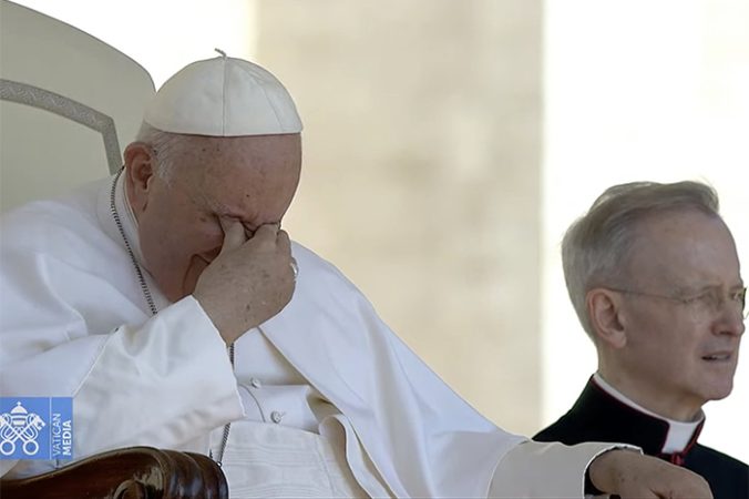 La salud del papa Francisco se complica; le detectan neumonía bilateral, informa el Vaticano