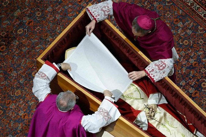 Francisco cambió el rito del funeral de un papa, para que sea sencillo ...