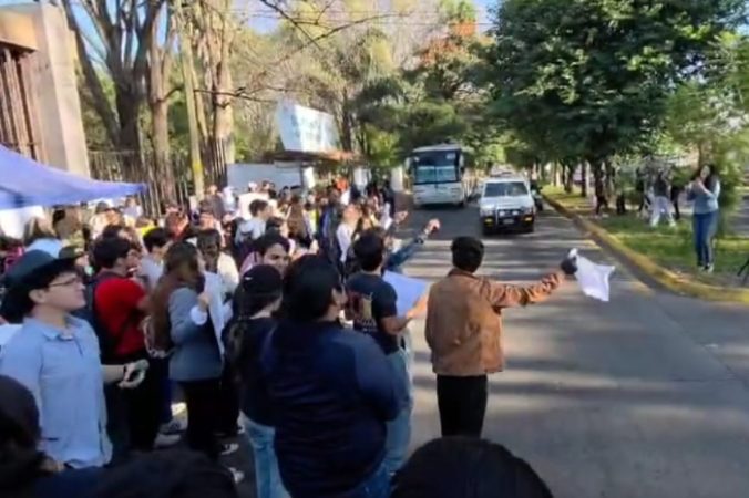 Con manifestación pacífica y bloqueos, en Uruapan continúan protestas ...