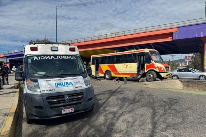 Camión urbano choca contra ciclovía de salida a Quiroga; hay 3 menores ...