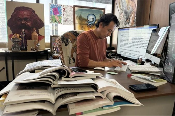“Me voy en 5 minutos”: Marx Arriaga desaloja su oficina de la SEP tras ...
