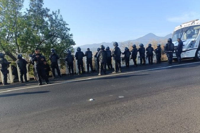Normalistas encapuchados retienen vehículos en la Morelia - Pátzcuaro ...