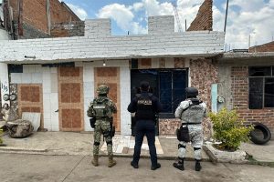 FGE asegura más de 1,700 dosis de droga tras cateos en Morelia