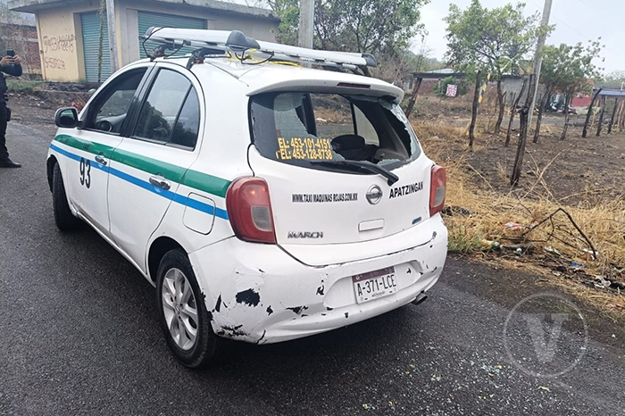 Taxi baleado en Apatzingán: Hallan unidad abandonada